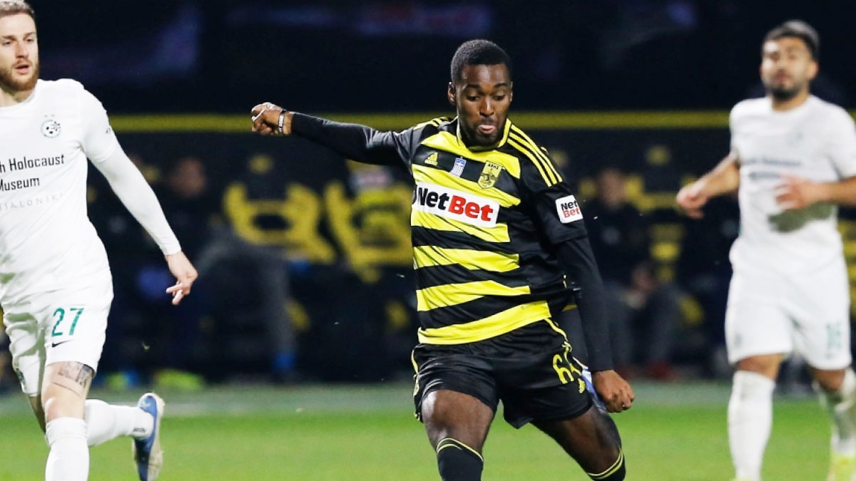 Φανέλα της Μακάμπι με υπογραφές παικτών του Άρη στο Ελληνικό μουσείο ...